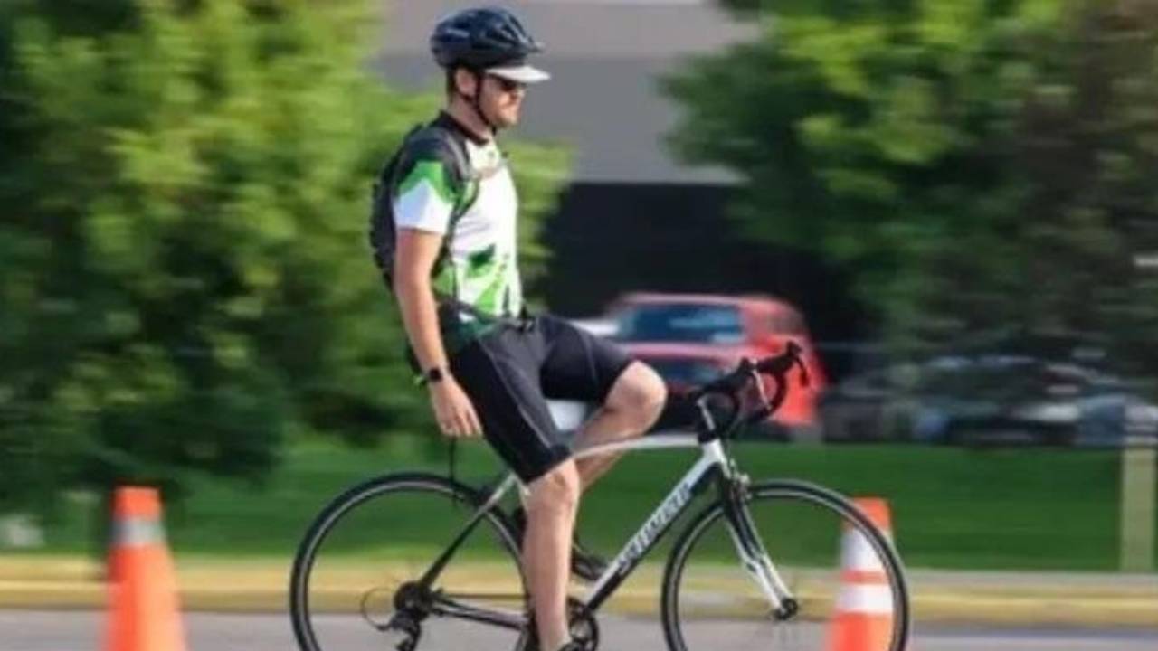 Cyclist Rides Bicycle Backwards for 24 Hours, Covers 337 Kilometers ...