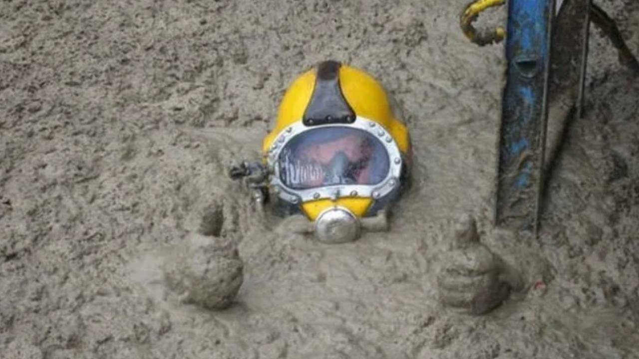 Professional Poo Diver Loves His Stinky Job | The Ugly Minute
