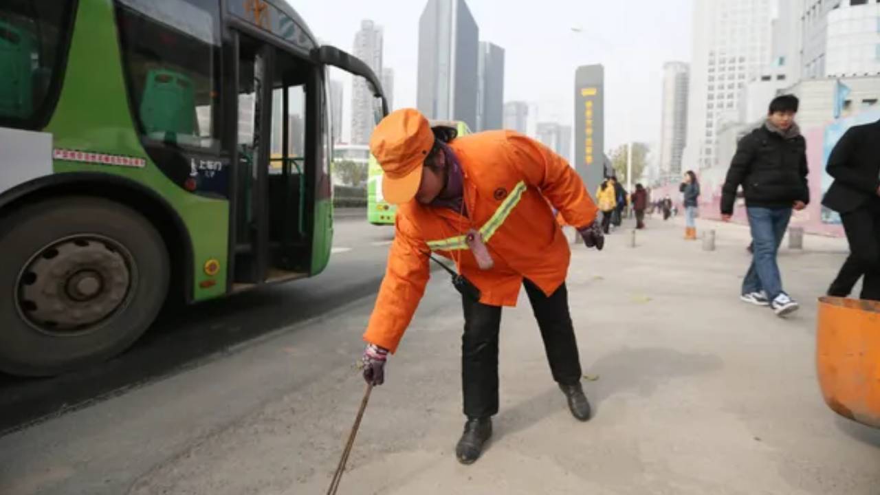 Chinese Millionaire Works as a Street Cleaner to Set a Good Example for ...