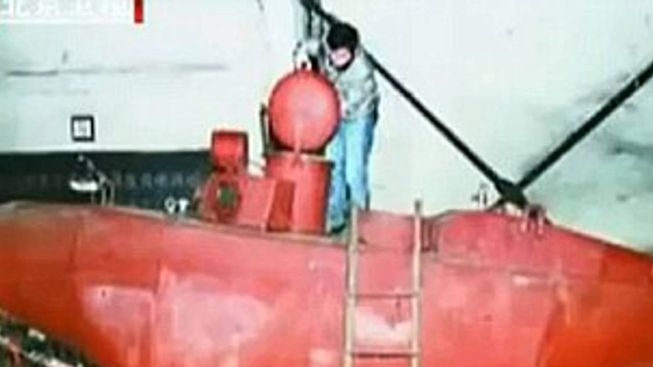 Unemployed Man Builds $31,000 Submarines in His Basement | The Ugly Minute