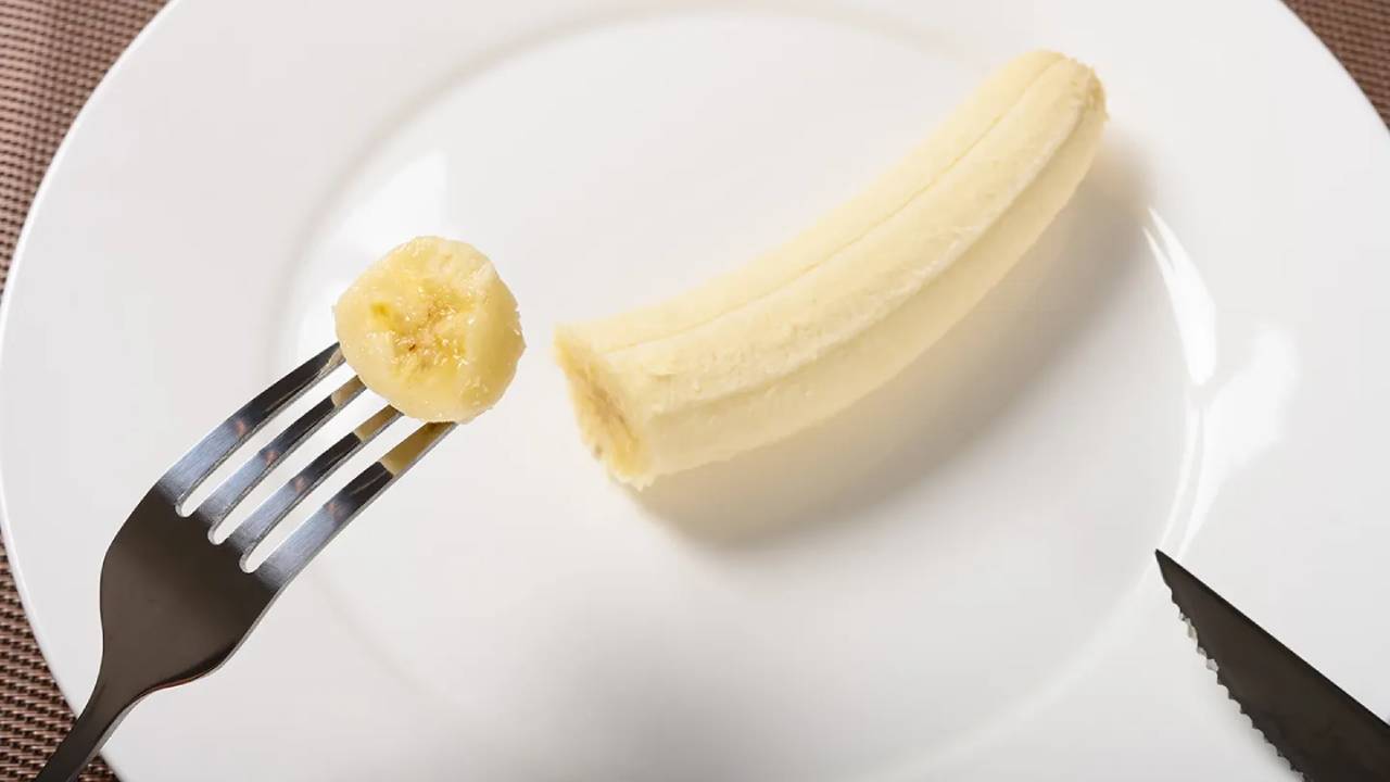 Etiquette expert criticized for claiming ‘only way’ to eat a banana is ...
